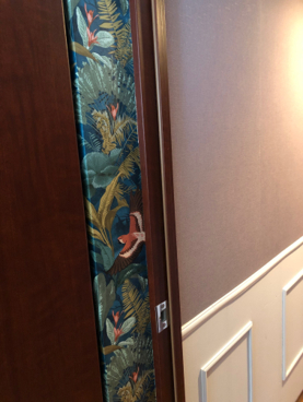 玄関を簡単模様替え！腰壁＆くすみパープル♡アクセントクロスのご提案｜es interior style｜coconalaブログ