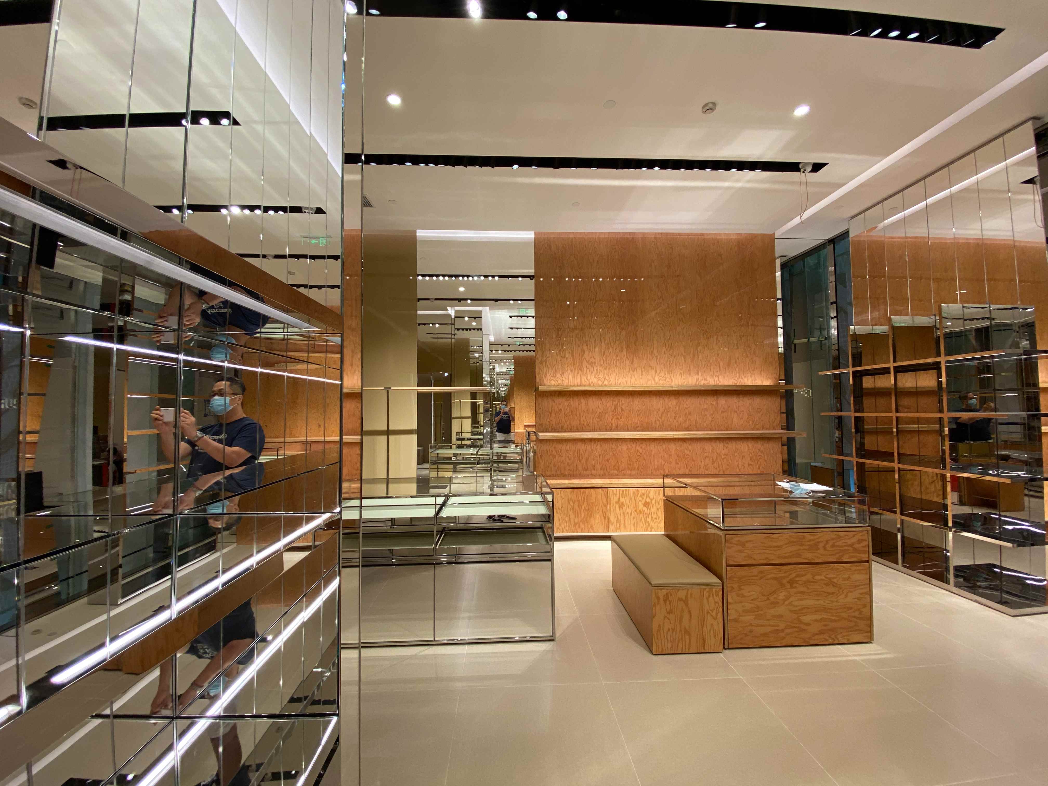 Burberry Store at Shenzhen Bao'an Airport: A Fusion of Luxury and Innovation｜宏皓家具｜coconalaブログ
