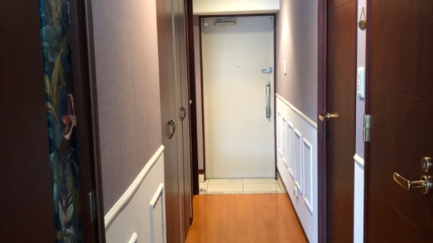 玄関を簡単模様替え！腰壁＆くすみパープル♡アクセントクロスのご提案｜es interior style｜coconalaブログ