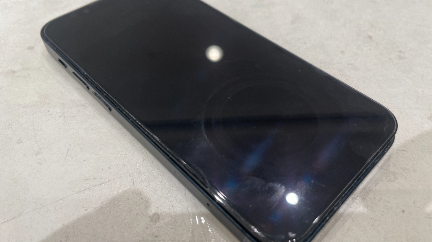 iPhone 12mini バッテリー交換の修理手順の紹介｜修理本舗トラちゃま｜coconalaブログ